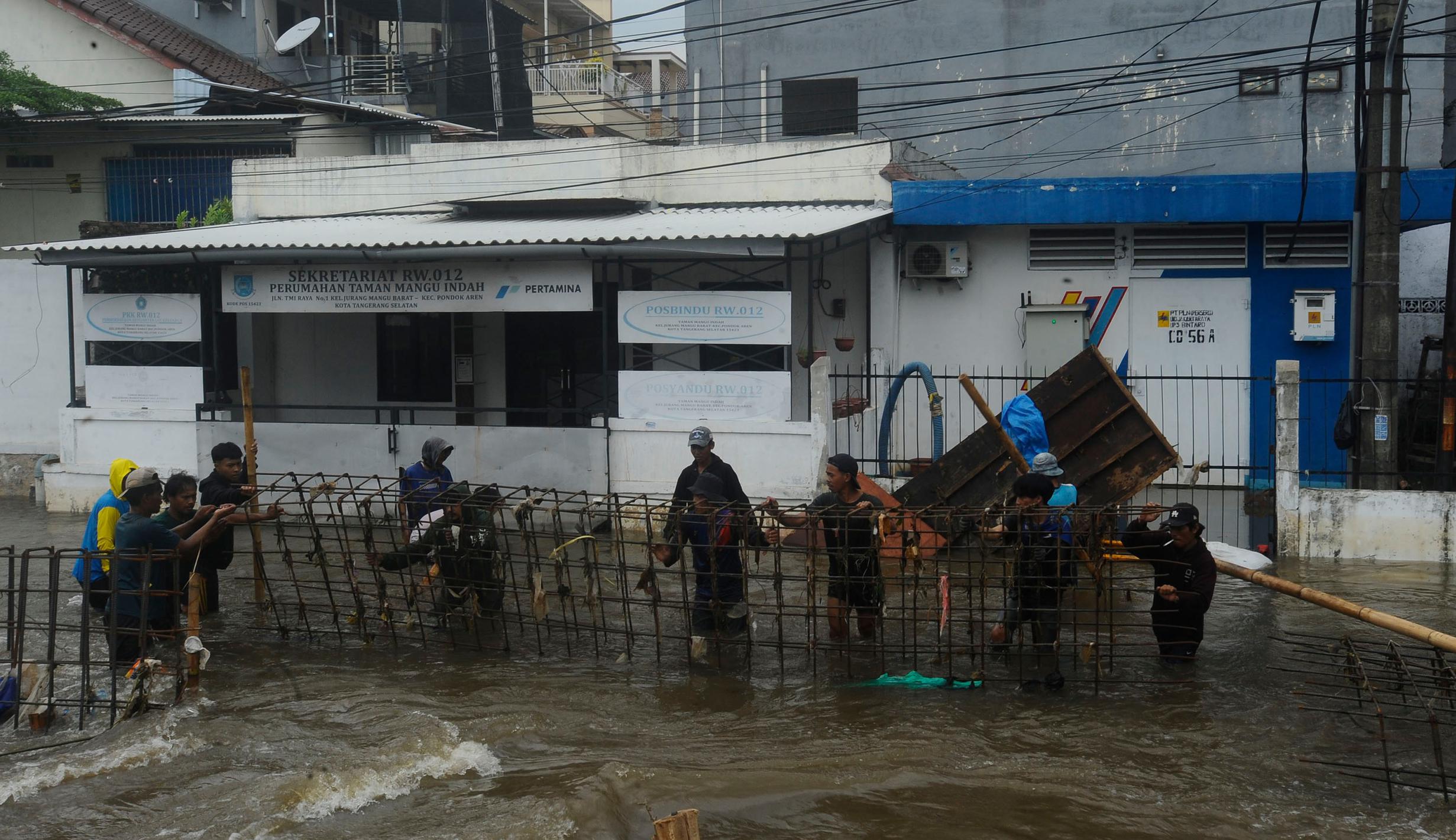 Upaya Perbaikan Tanggul yang Jebol di Taman Mangu Indah Terus Dilakukan