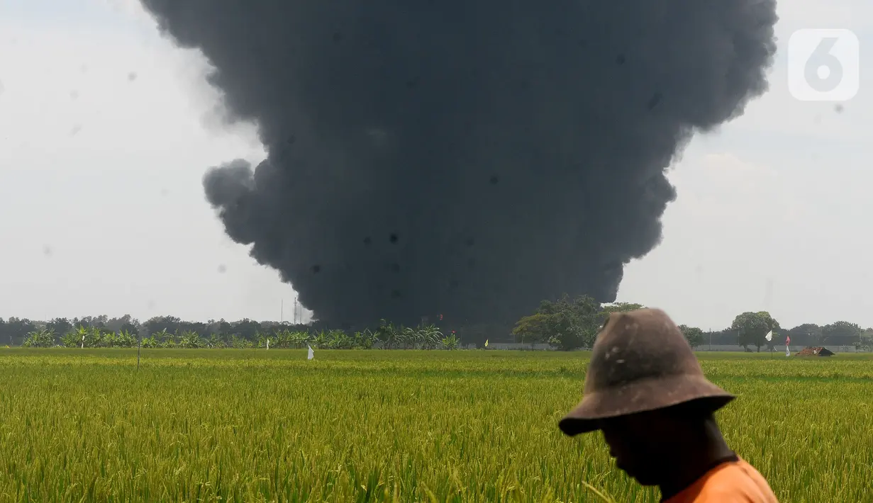 FOTO: Asap Hitam Masih Membumbung di Area Kilang Minyak Balongan - Foto ...