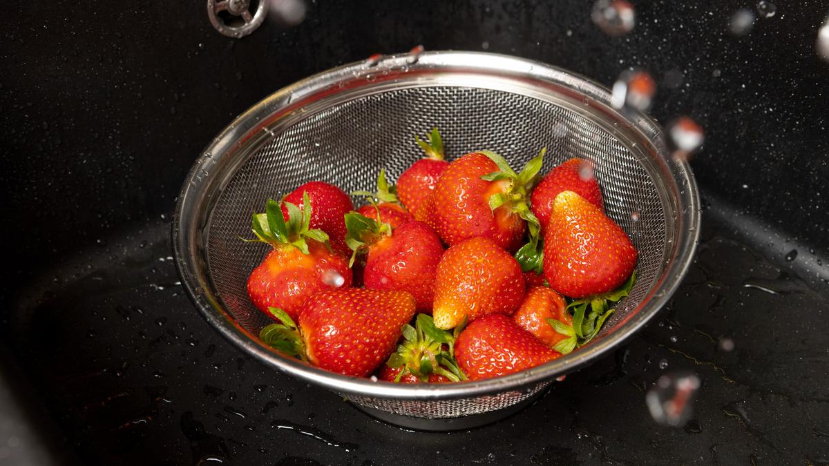 How to Wash Strawberries Correctly: 3 Simple Ways