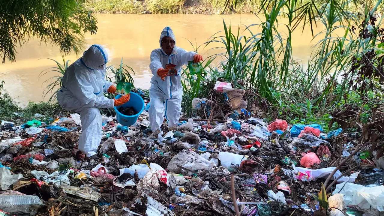 Temuan Tim Ekspedisi Sungai Nusantara, Sampah Plastik di Sungai Deli Didominasi 3 Brand Besar ...