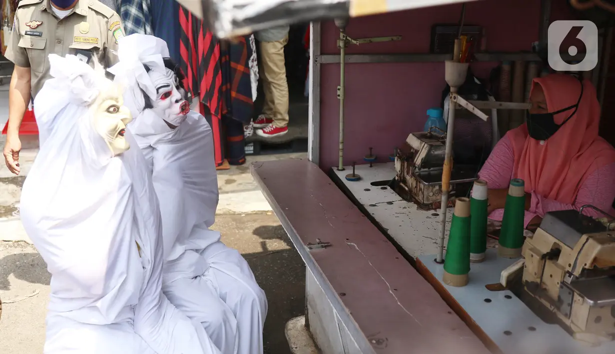 FOTO: Pocong Keliling Pasar Sosialisasikan Bahaya COVID-19 - Foto ...