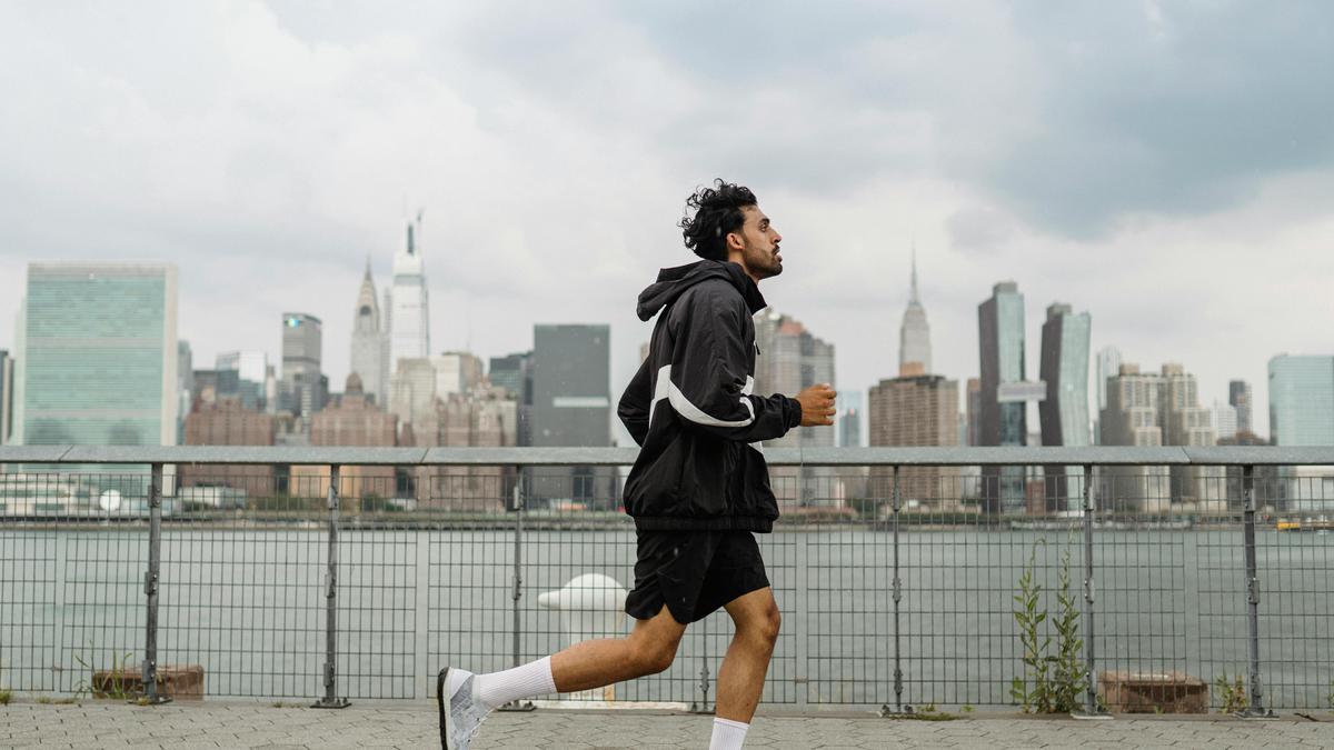 4 Celana Olahraga Pria Keren Buat Tampil Makin Sporty, Nyaman Dipakai ...