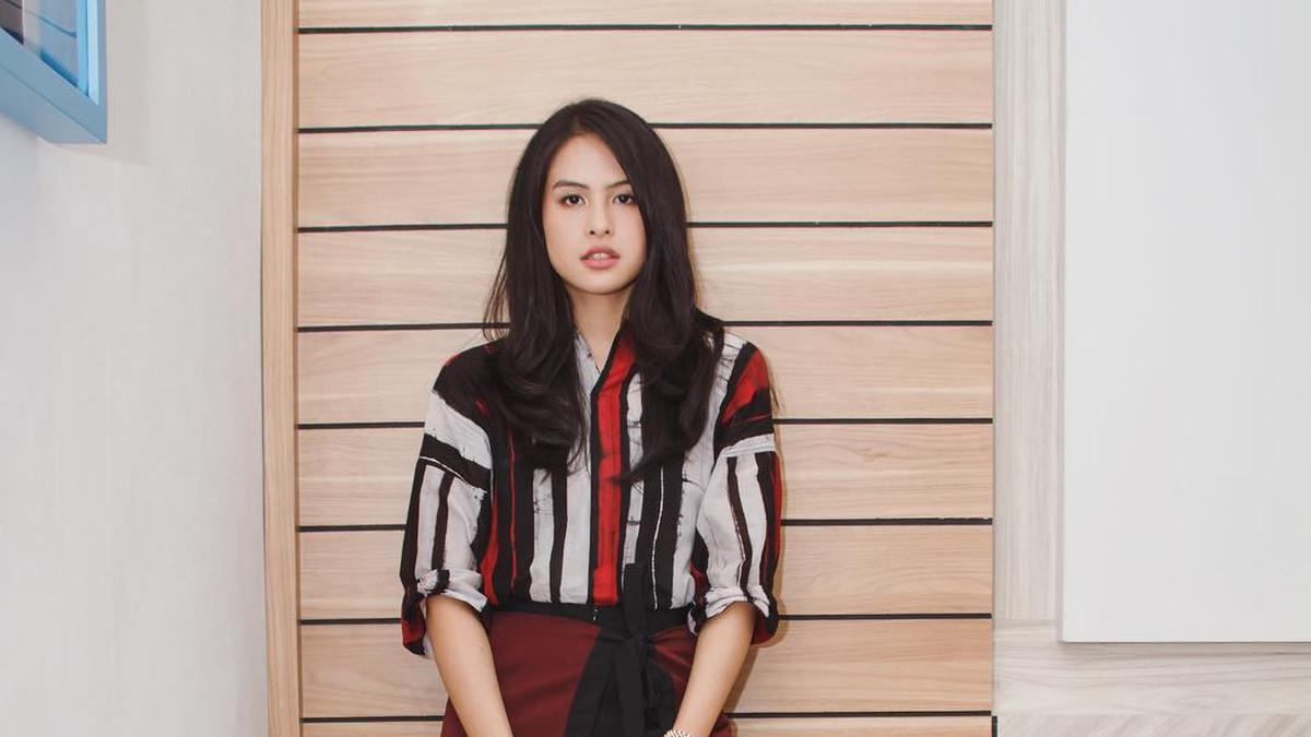 Casual and Smart, Sederet Gaya Maudy Ayunda yang Cocok untuk Outfit ke Kampus - Entertainment ...