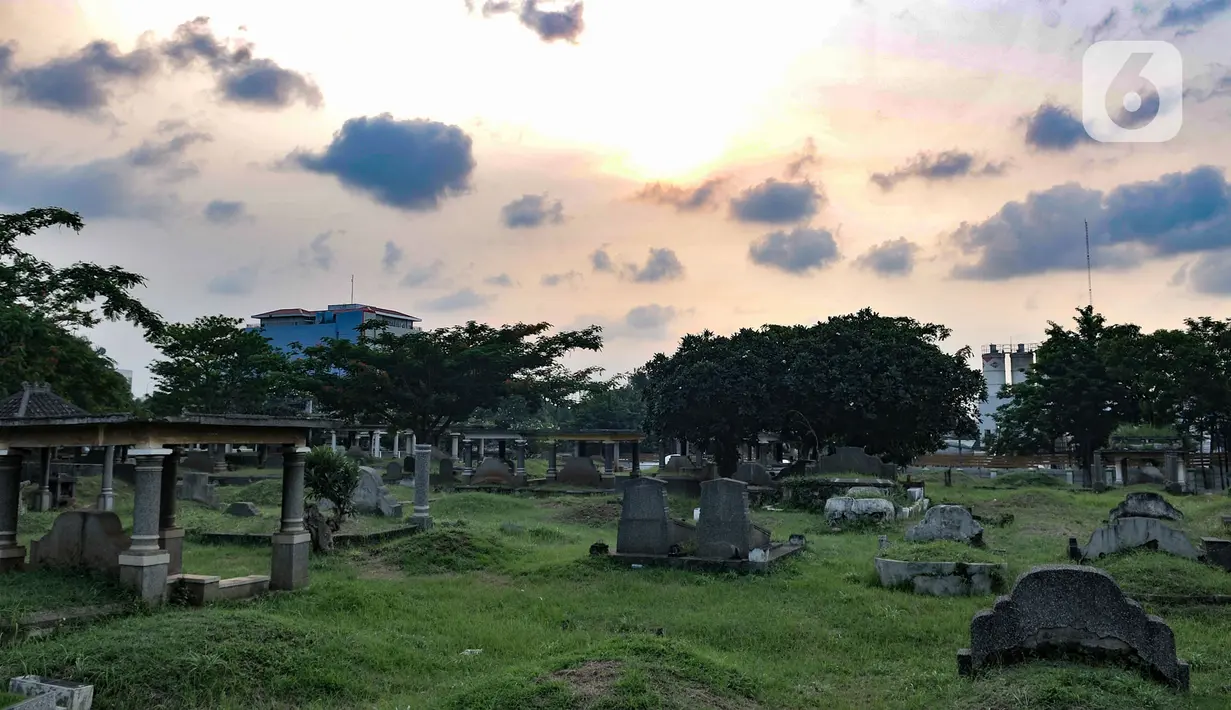 FOTO: Ratusan Kuburan China di TPU Kebon Nanas Terabaikan - Foto ...