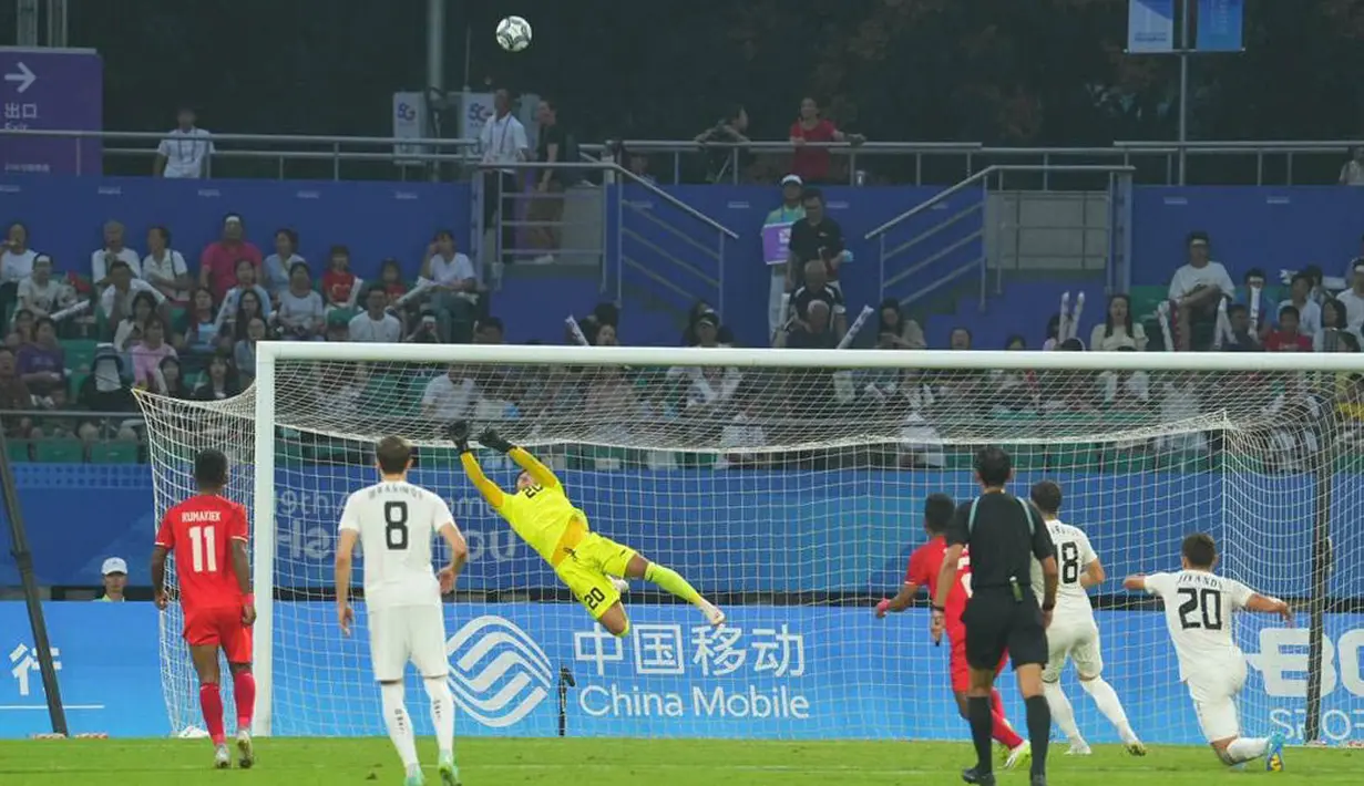Foto: Aksi Pemain Timnas Indonesia U-24 saat Melawan Uzbekistan di Asian Games 2022 - Indonesia ...