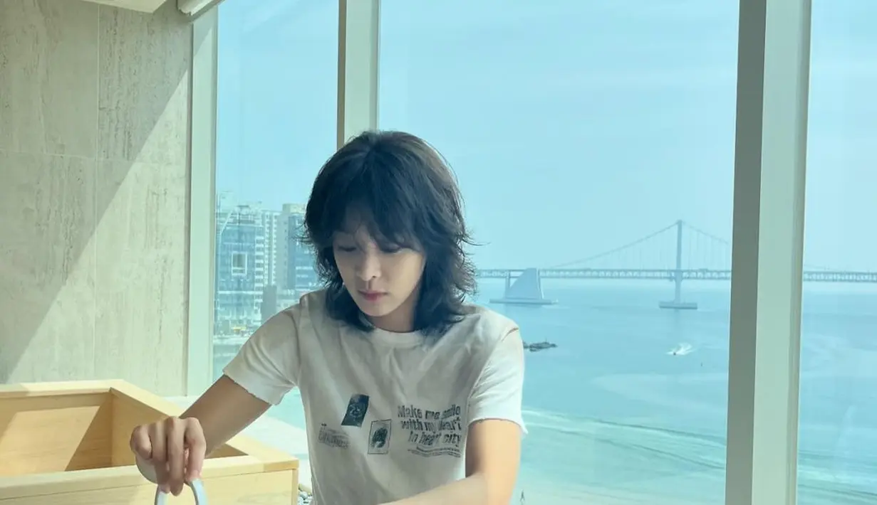 Tampil dengan Gaya Rambut Wolf Cut, 6 Penampilan Baru Seol In Ah yang Disebut Mirip Jungkook BTS ...