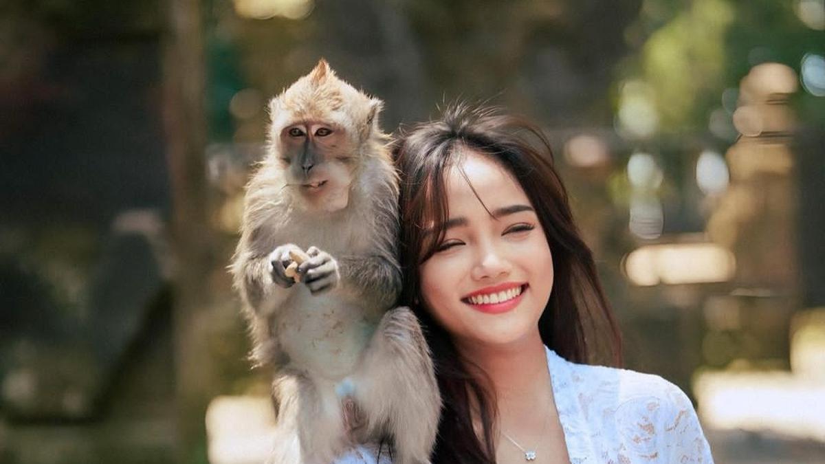 7 Potret Fuji Utami Bareng Bestie di Bali, Tampil Cantik dengan Kebaya ...
