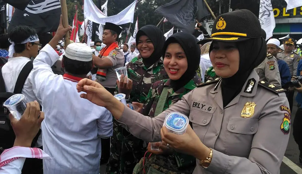 Senyum Polwan Berhijab yang Bikin Adem Aksi 4 November - Foto Liputan6.com