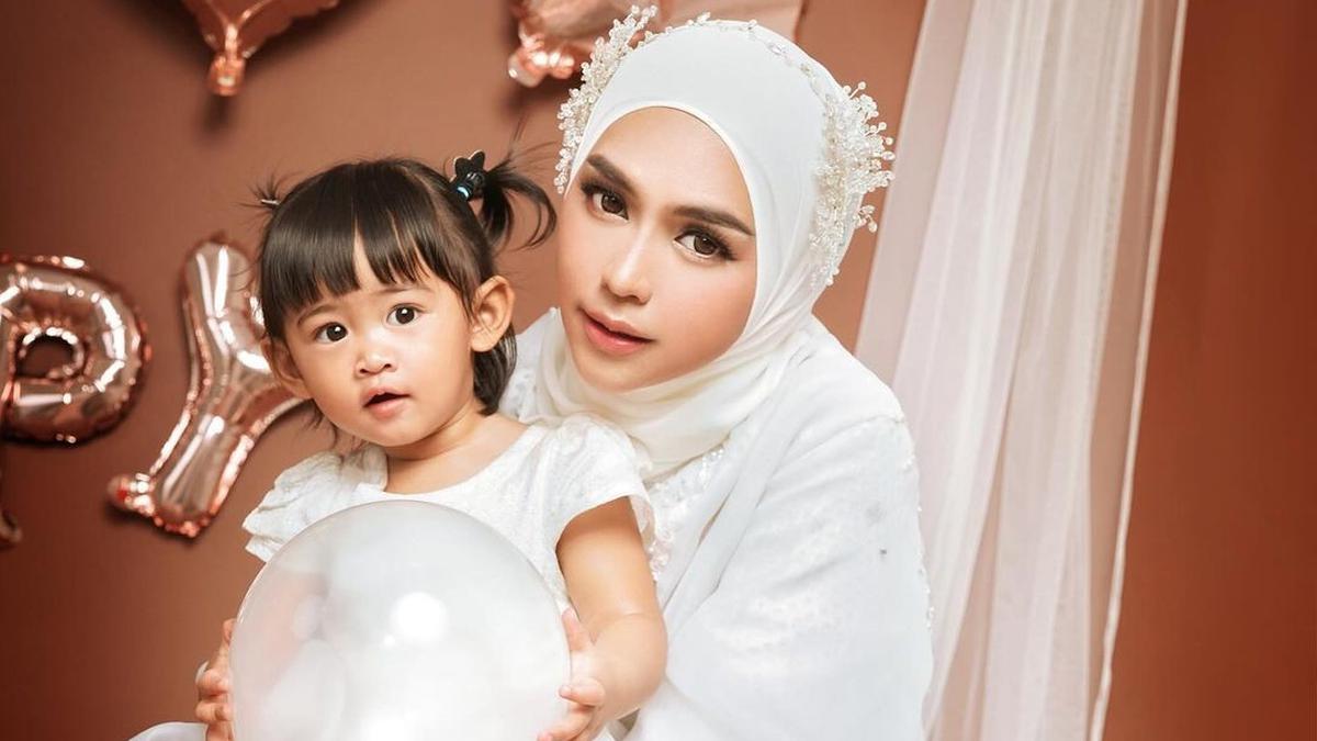 8 Potret Gaya Keibuan Ria Ricis yang selalu Tampil Kompak dengan Sang Putri, Cut Raifa Aramoana ...