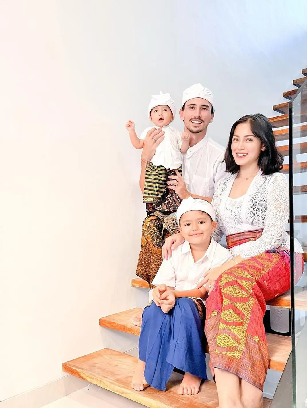 6 Potret Jessica Iskandar Pakai Kebaya Bali saat Acara Syukuran Rumah ...