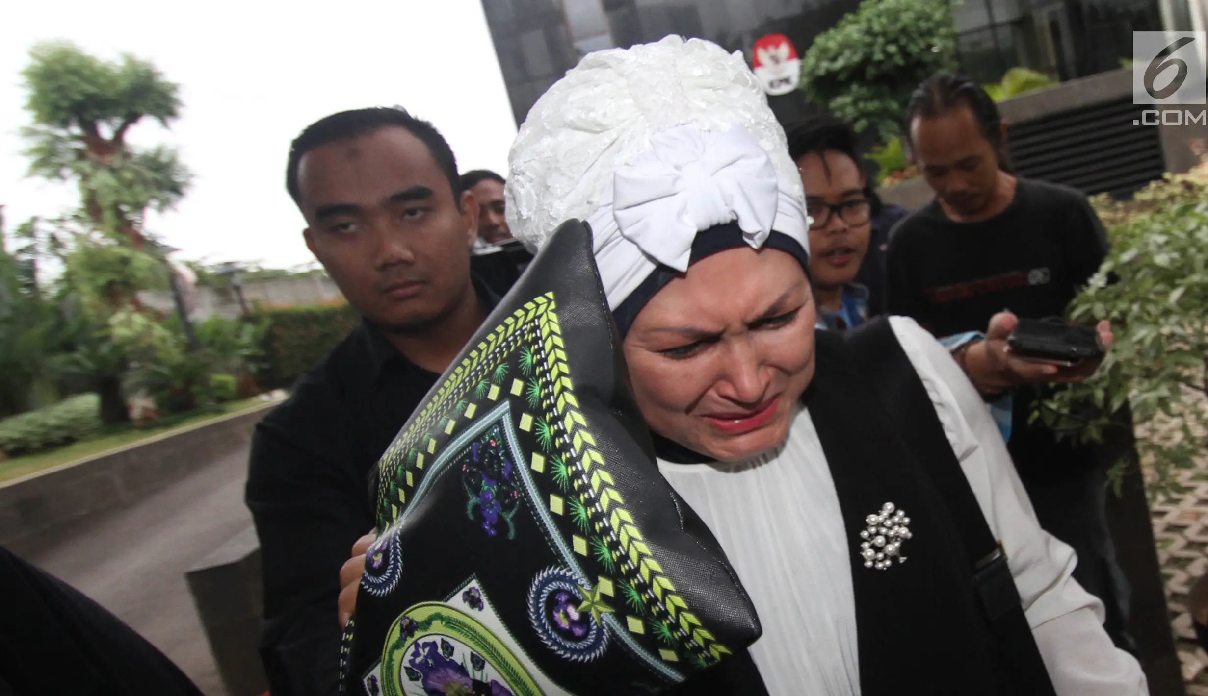 FOTO: Tangis Ibu Zumi Zola Usai Diperiksa KPK - Foto Liputan6.com