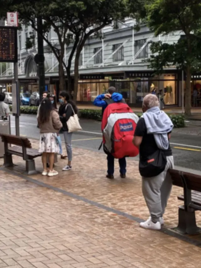 6 Tas Ukuran Raksasa Ini Nyeleneh, Netizen: Muat Harapan Orang Tua ...