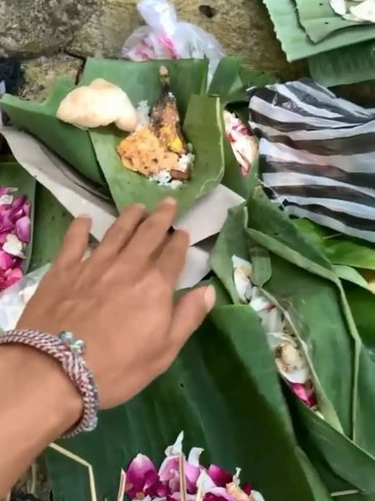 Hukum Sajen atau Sesajen dalam Islam, Bagaimana Menyikapinya? - Islami ...