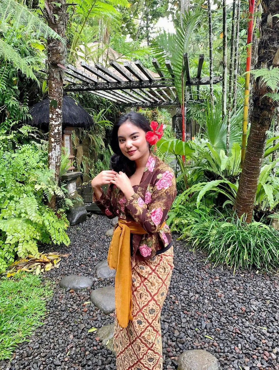 10 Gaya Cicit Presiden Soekarno Syandria Kameron yang Gemar Pakai Kebaya