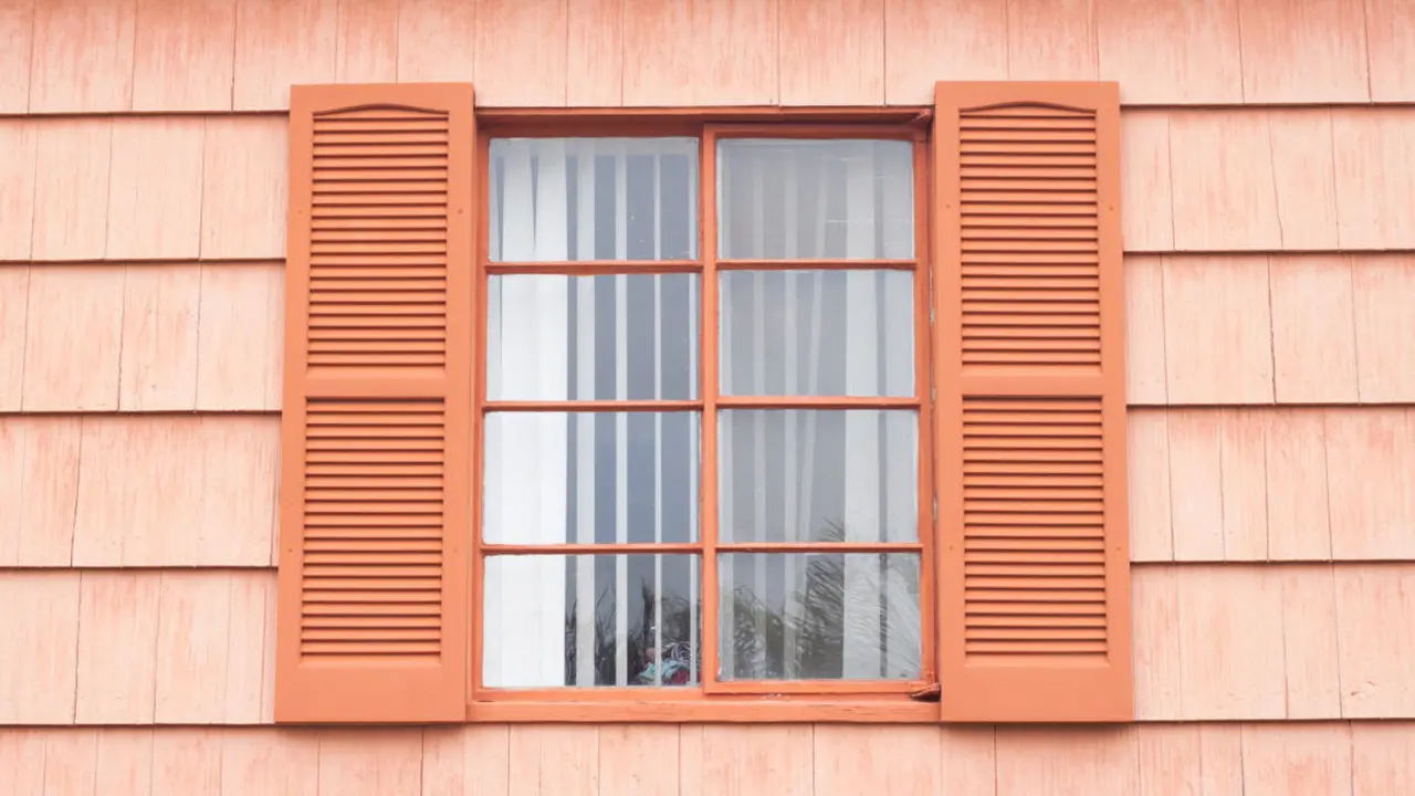 Ingin Rumah Tampak Mewah? Coba 9 Desain Jendela Kayu yang Elegan Ini ...