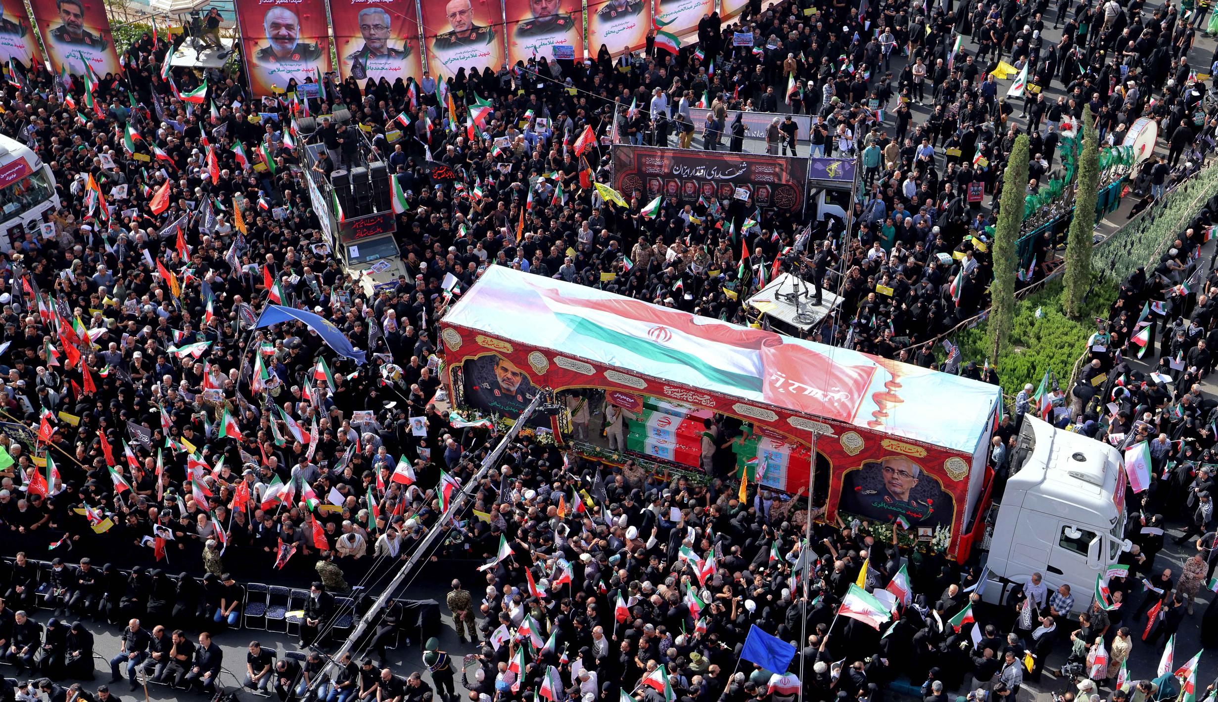 Ribuan Orang Berkumpul di Teheran Ikuti Prosesi Pemakaman Komandan ...