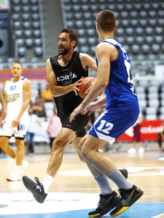 FOTO: Aksi Para Bintang Tenis Dunia Saat Tanding Basket - Foto Liputan6.com