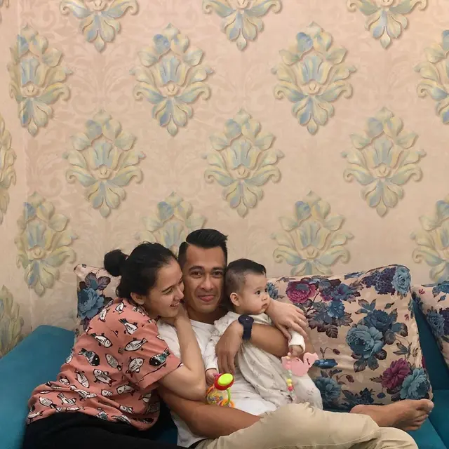 Istri Hamil Anak Ke-2, Ini 6 Potret Keluarga Kecil Eza Gionino dan Meiza Aulia - Hot Liputan6.com
