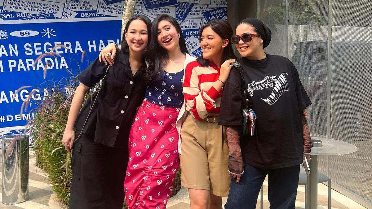 8 Gaya Kontras Eks Member Blink saat Reuni, Febby Rastanty Tampil ...