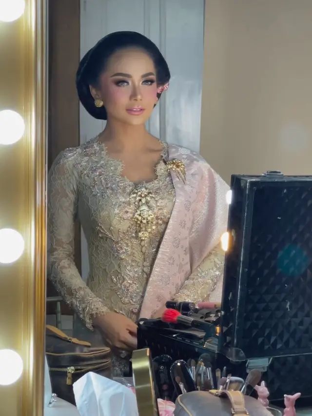 6 Potret Krisdayanti Pakai Kebaya Putih, Pesona Sang Diva Dikagumi Reza Artamevia Hingga Siti ...