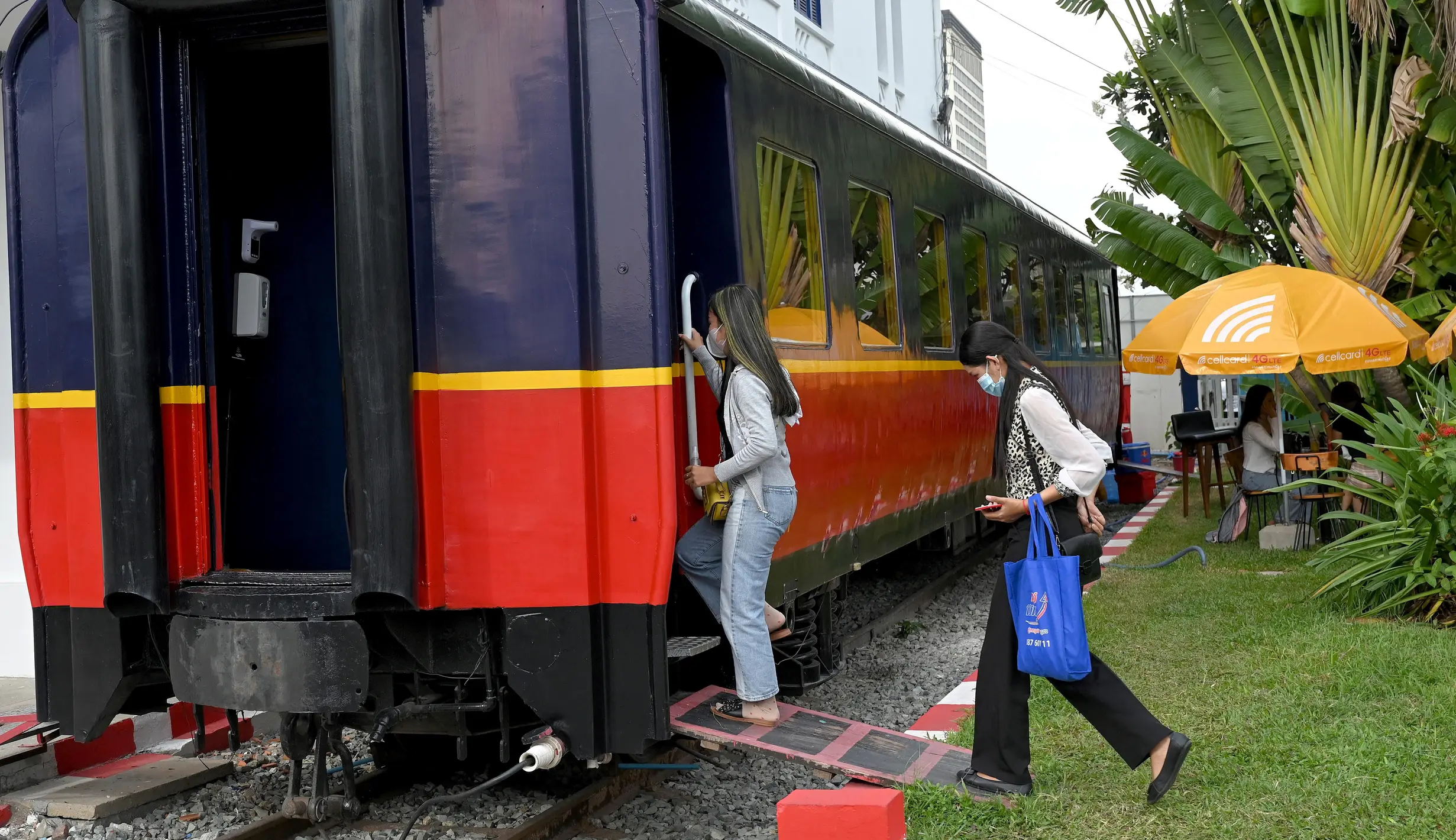 FOTO: Nongkrong di Kafe Kereta Api ala Kamboja - Foto Liputan6.com