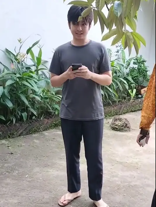 Potret Angga Yunanda Pulang Kampung, Penampilannya Jadi Sorotan - Photo Fimela.com