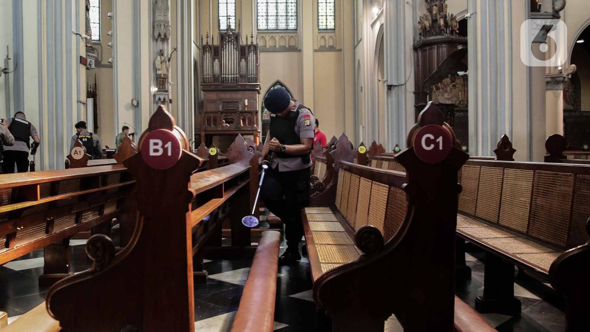 FOTO: Jelang Misa Natal, Tim Gegana dan Unit K9 Sisir Gereja Katedral - Foto Liputan6.com