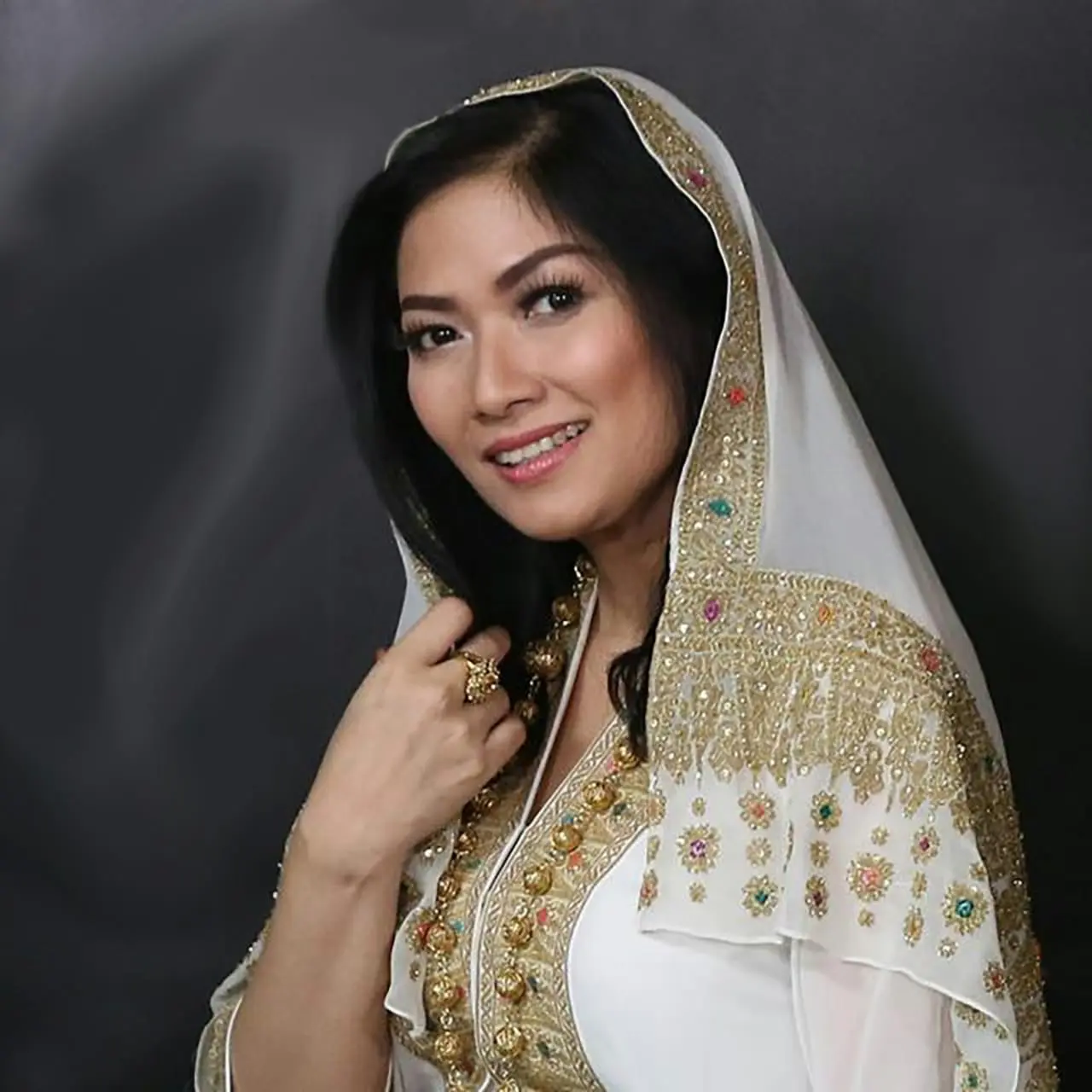 Diproduseri Sandy Canester, Fryda Lucyana Luncurkan Single Religi Rindu Ramadhan - ShowBiz ...