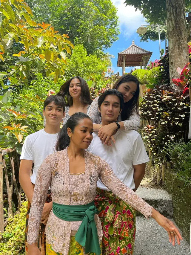 6 Momen Junior Roberts Berkumpul Bersama Saudara di Bali, Tampil Kompak - Hot Liputan6.com