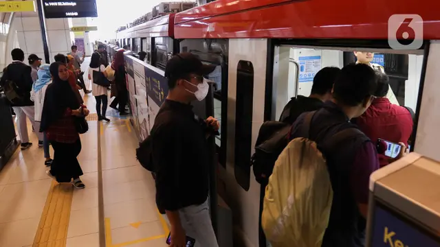 LRT Jabodebek Gangguan di Bekasi, Penumpang Numpuk di Stasiun Cikunir 2 - Bisnis Liputan6.com