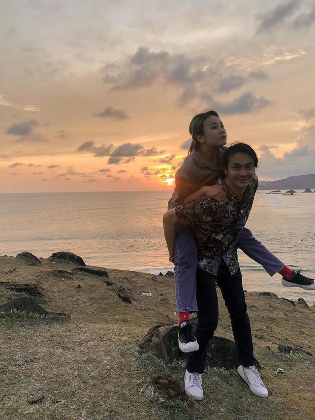 6 Potret Dimaz Andrean dan Istri yang Jarang Tersorot, Selalu Kompak dan Mesra - Hot Liputan6.com