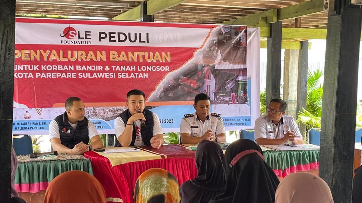 SLE Foundation Peduli Salurkan Bantuan untuk Korban Banjir Parepare
