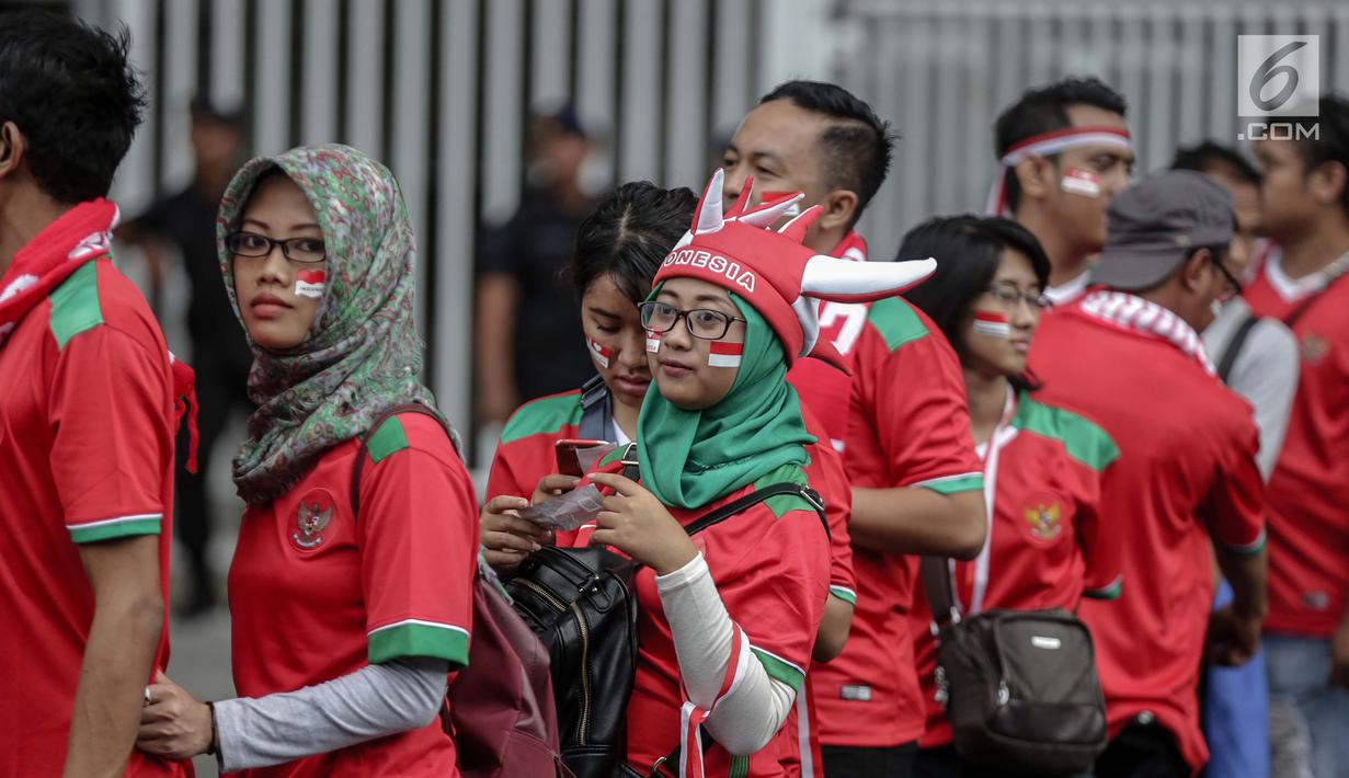 FOTO: Sambil Nyalakan Flare, Ribuan Suporter Timnas Indonesia Datangi ...