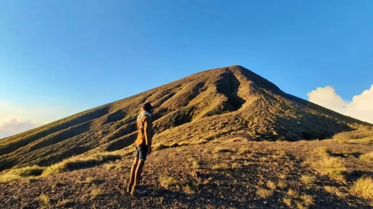 6 Fakta Menarik Gunung Sangeang Api yang Memiliki 2 Kerucut Vulkanik ...