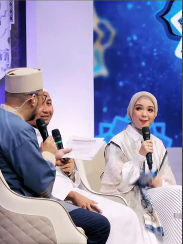 6 Potret Claudia Andhara Jadi Host Tabligh Akbar Ramadan, Memesona Pakai Hijab - Hot Liputan6.com