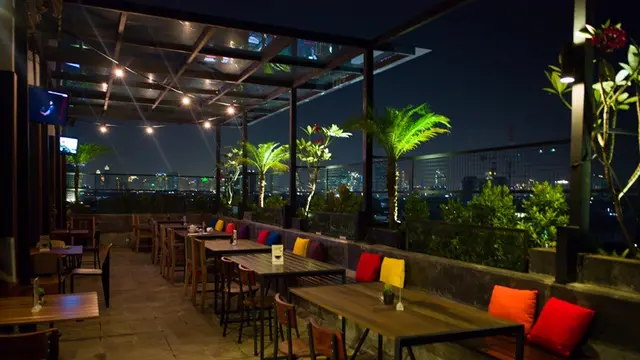 Makan Malam Romantis di Rooftop Bar Tengah Kota Jakarta - Lifestyle ...