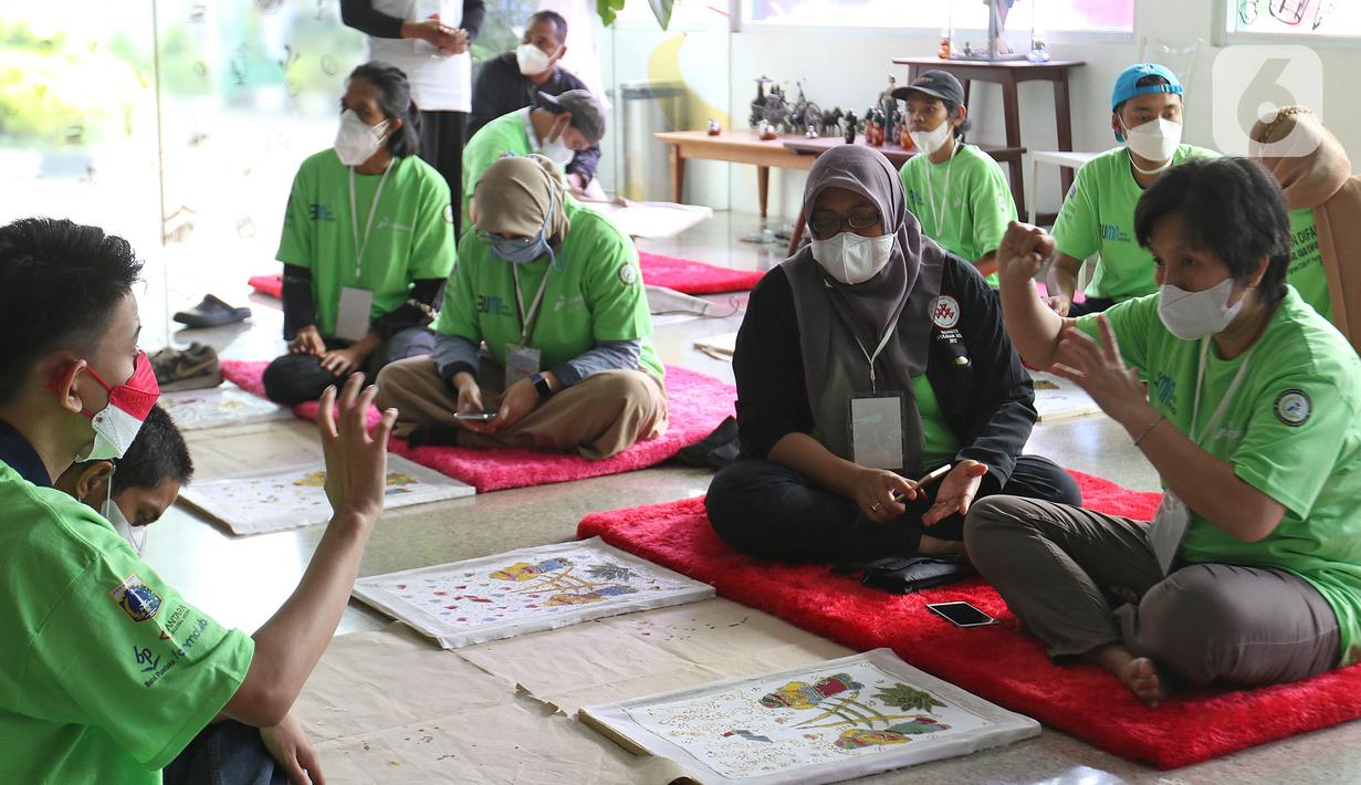 FOTO: Pelatihan Membatik untuk Disabilitas - Foto Liputan6.com