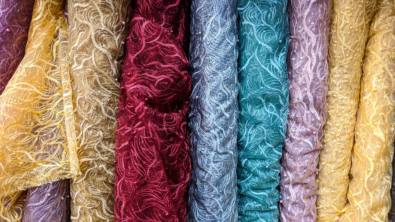 9 Jenis Kain Brokat yang Bagus Buat Kebaya, Bikin Momen Spesial Makin ...