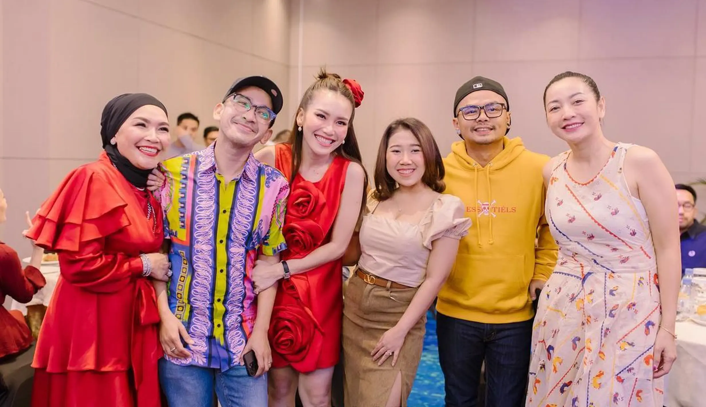 8 Tampilan Cantik Ayu Ting Ting Dibalut Dress Bunga Mawar Merah Rayakan Ulang Tahun ke-31 ...