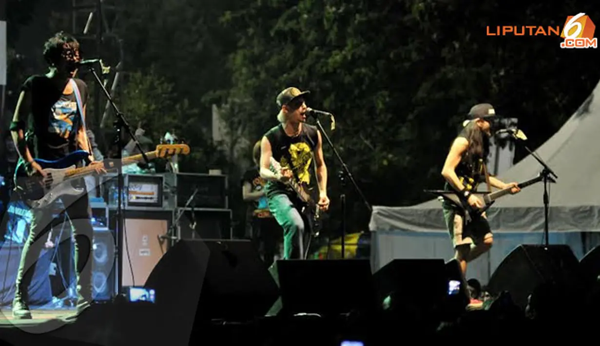 [FOTO] Penampilan Band Cadas Hentakkan JakCloth 2013 - Foto Liputan6.com