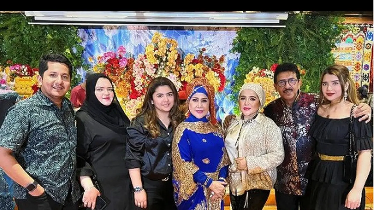 6 Potret Pesta Ultah Elvy Sukaesih ke-72, Ajang Reuni Artis Senior yang ...