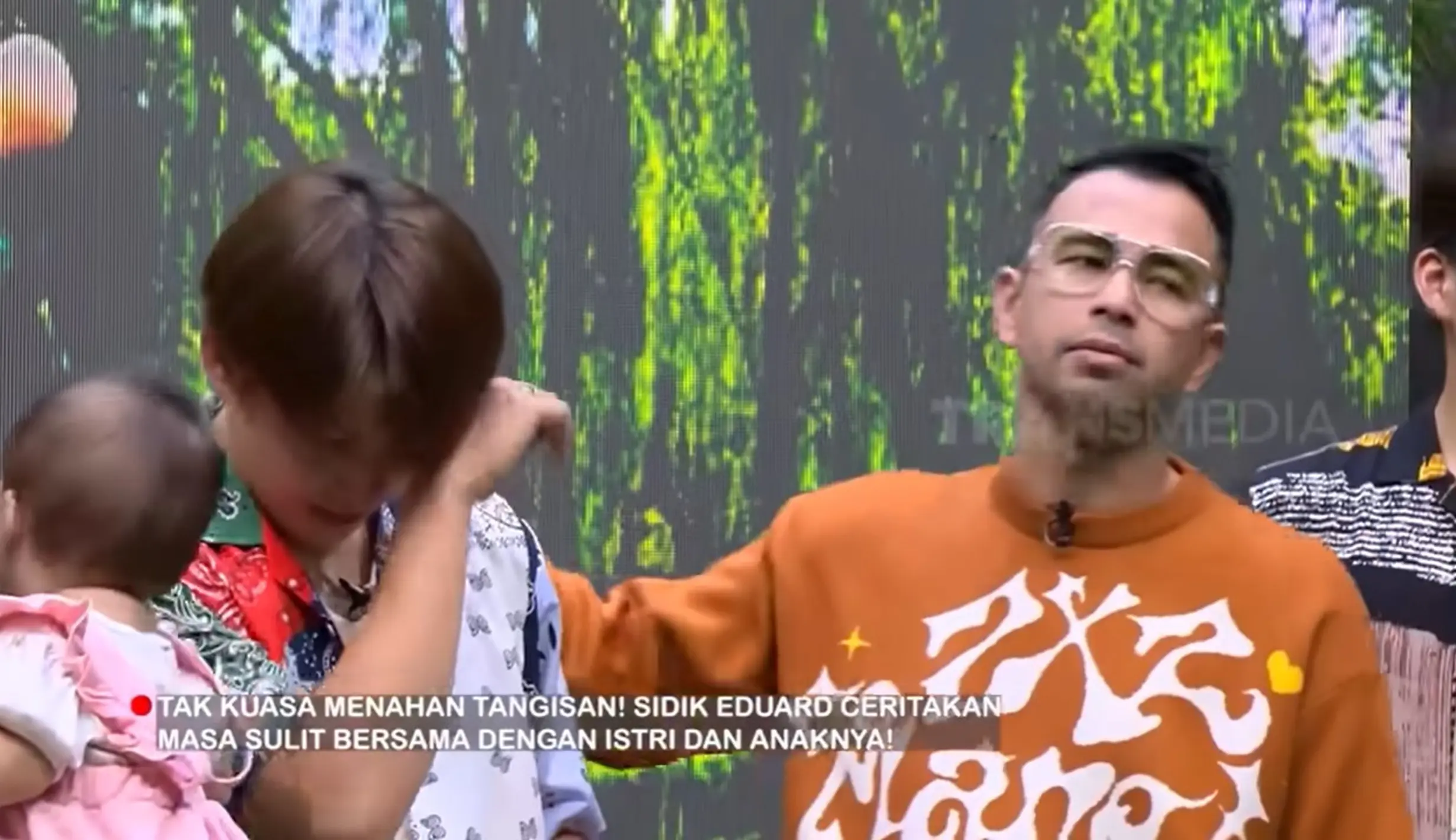 Tangis Sidik Eduard dan Istri Kenang Masa Sulit, Rela Makan Lauk Basreng Demi Keluarga - Photo ...