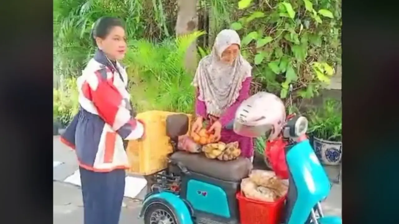 Iriana Jokowi Borong Dagangan Tukang Sayur Keliling di Rumahnya, Penampilannya Bikin Salfok ...