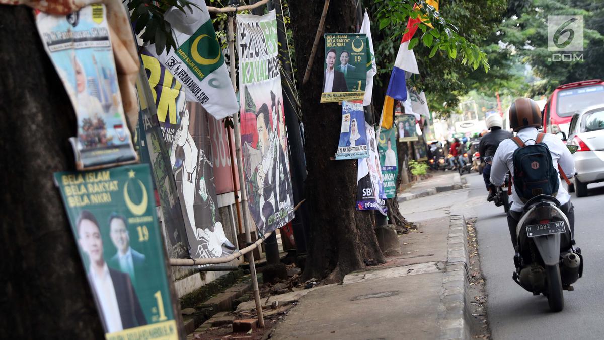 FOTO: Sembarangan, Pemasangan APK Korbankan Estetika - Foto Liputan6.com