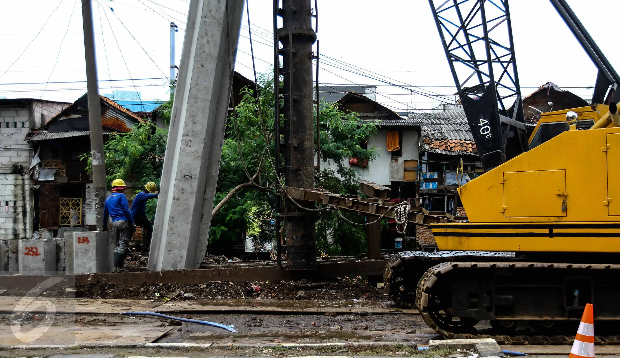 Melihat Pembangunan Turap Kali Roxy - Foto Liputan6.com