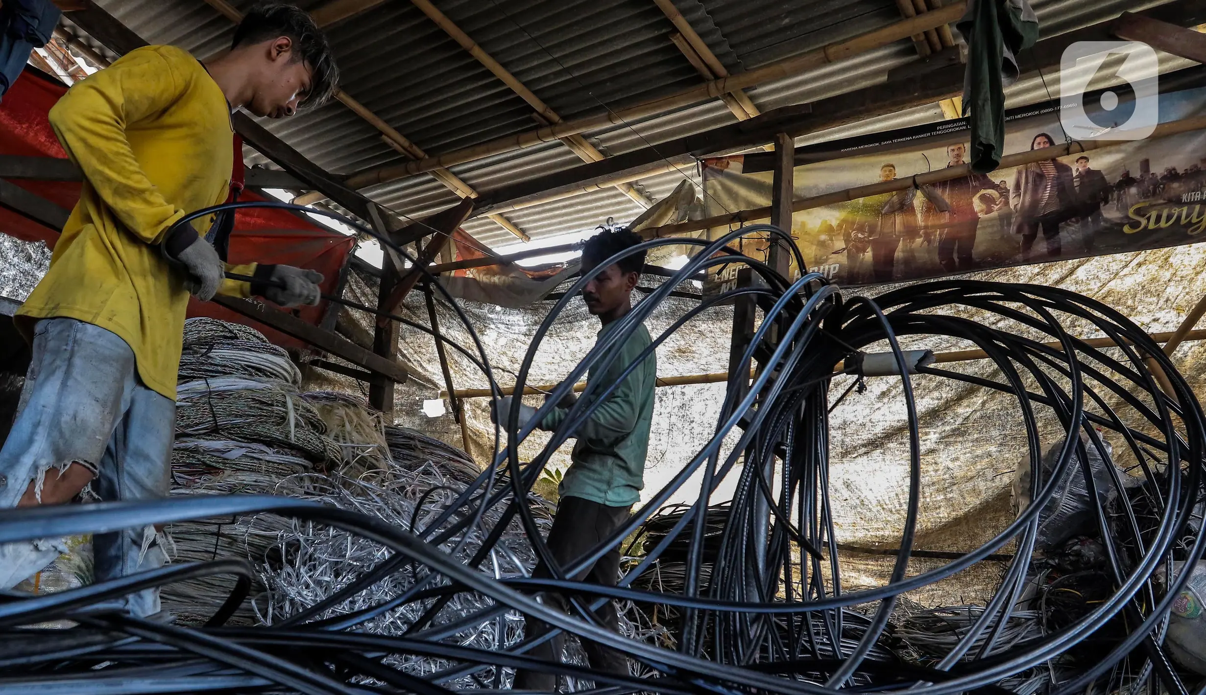Ladang Bisnis dari Pengelupasan Limbah Kabel Serat Optik - Foto ...