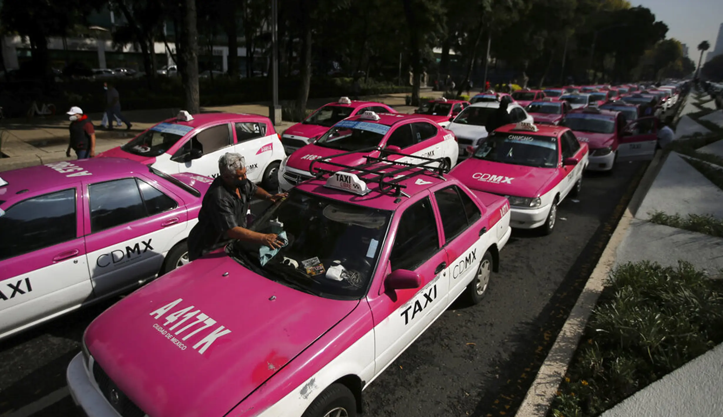 FOTO: Tuntut Perubahan Peraturan, Sopir Taksi di Meksiko Blokir Jalan ...