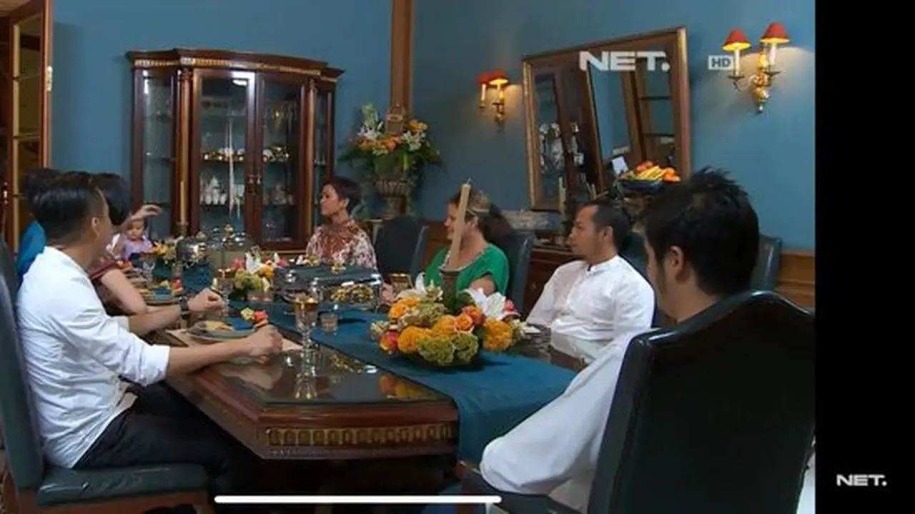 8 Potret Rumah Adrie Subono yang Mirip Istana dengan Patung di Mana ...