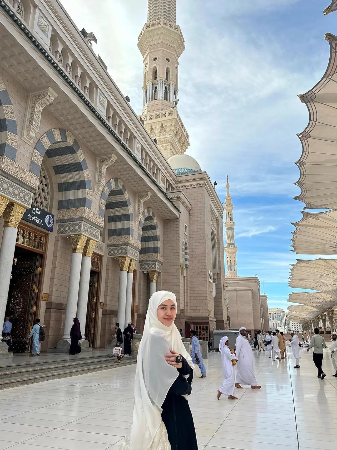 6 Potret Aaliyah Massaid di Masjid Nabawi Saat Umrah, Sebut Madinah ...