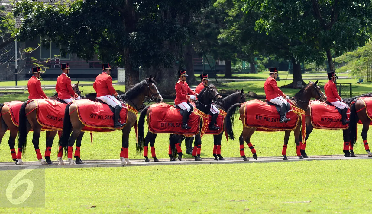Mengenakan Pakaian Adat Daerah, Personel Paspampres Siap Sambut Raja ...